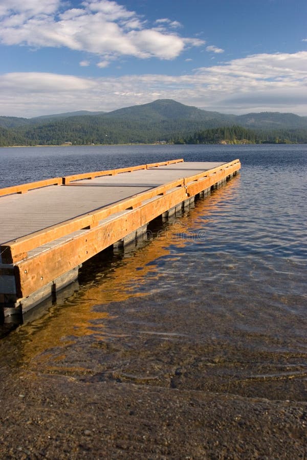 Muelle en el lago foto de archivo. Imagen de claro, estructura - 6068314
