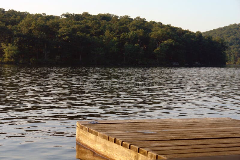 Muelle en el lago foto de archivo. Imagen de agua, vela - 984386