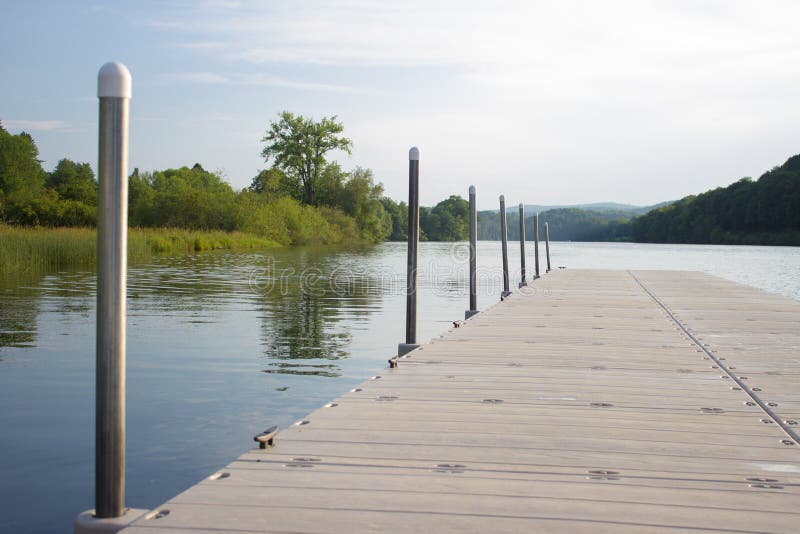 Muelle En El Río Connecticut Foto de archivo - Imagen de poste ...