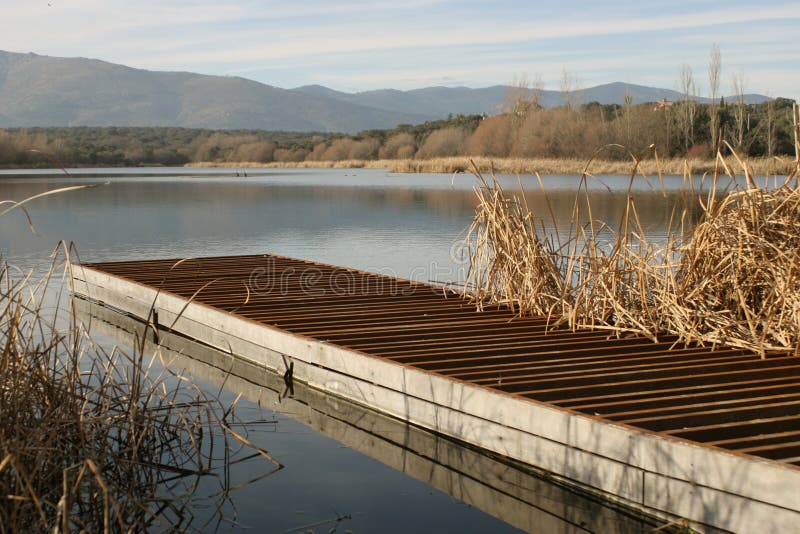 Muelle en un lago foto de archivo. Imagen de crecimiento - 1777344
