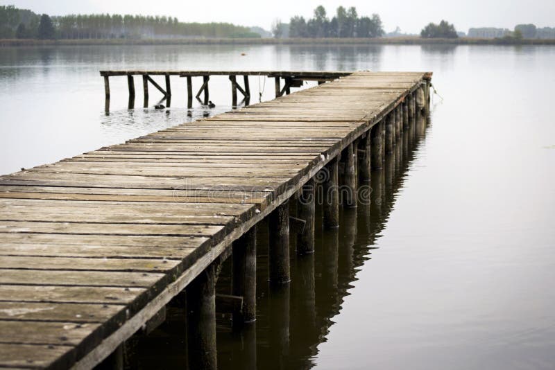 Muelle en un lago imagen de archivo. Imagen de apacible - 27811099