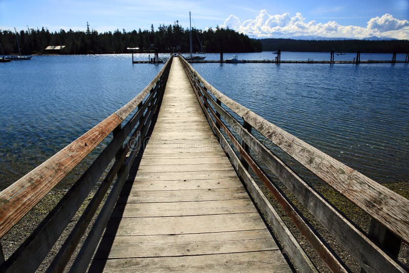 Muelle En El Lago Con Niebla Pesada Imagen de archivo - Imagen de ...