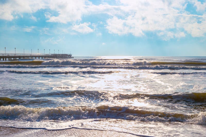 Muelle Largo En El Mar Azul Con Olas Y Cielo Con Nubes Foto de archivo ...