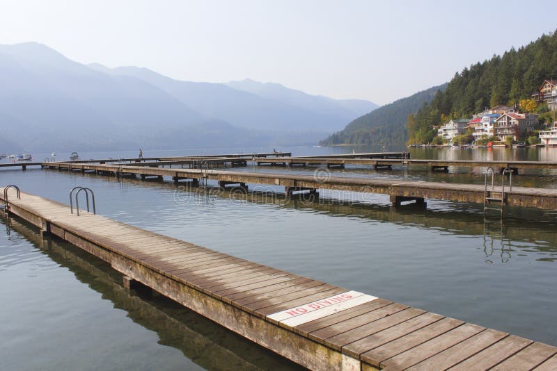 Muelle largo, estrecho imagen de archivo. Imagen de nadada - 26834629