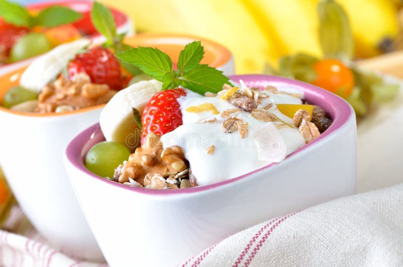 Muesli Avec Le Fruit Et Le Yaourt Photo stock - Image du aptitude ...