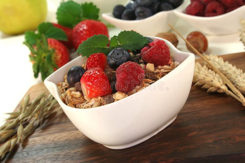 Muesli Met Verse Vruchten En Noten Stock Foto - Image of noten, ochtend ...