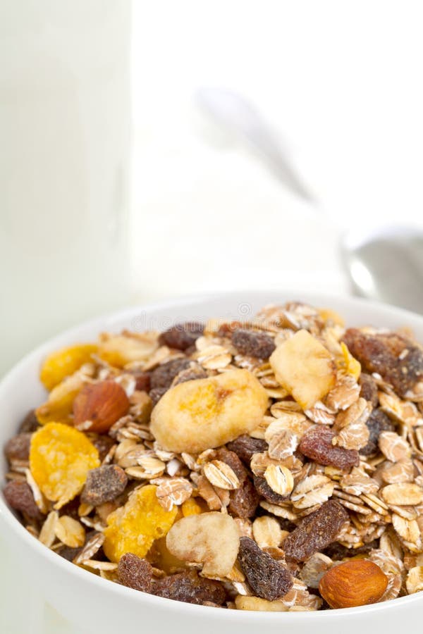 Muesli in Der Schüssel Mit Schaufel Stockbild - Bild von mahlzeit ...