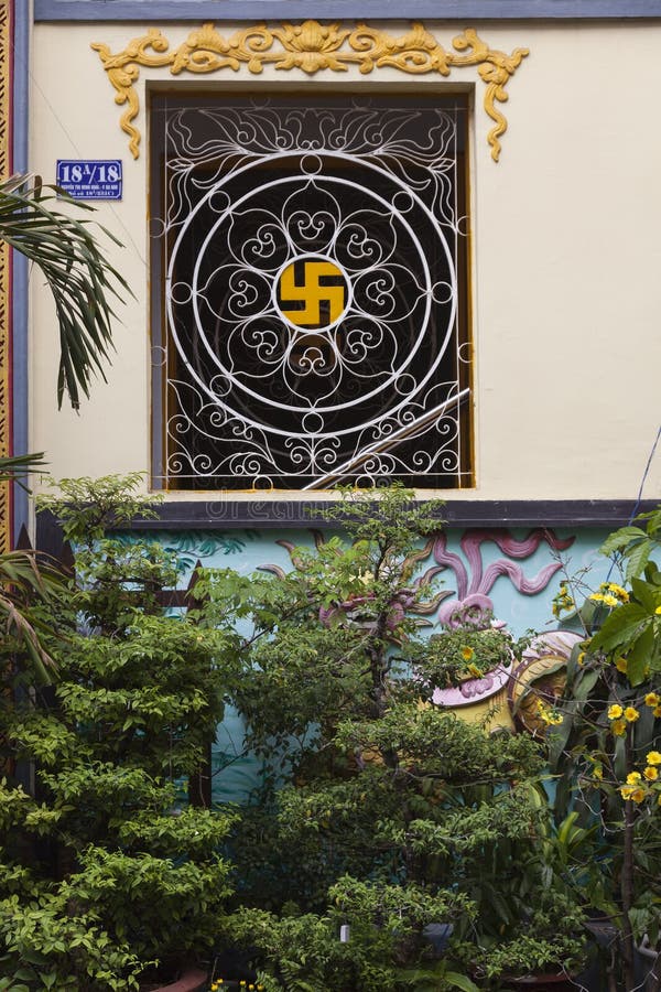 Muestra De La Cruz Gamada En Piedra Gris En El Valle De Thangu Y De ...