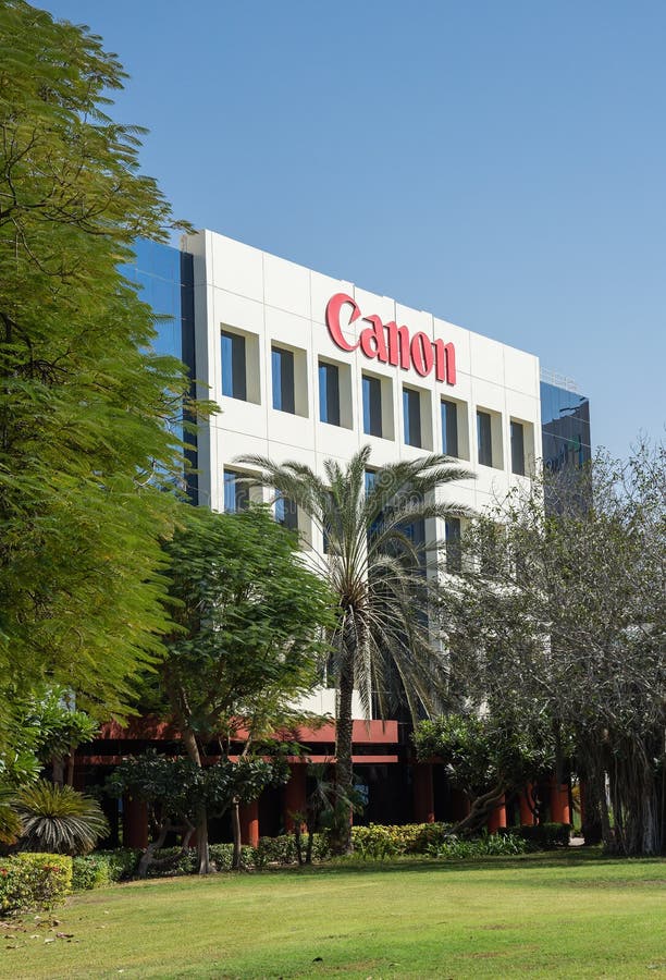 Muestra Del Canon En El Edificio De Oficinas En Dubai Imagen de archivo ...