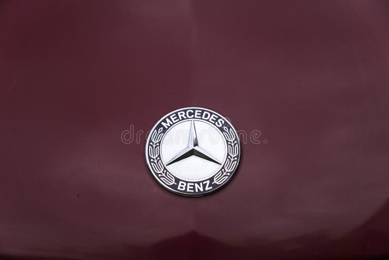 Signo Mercedes-Benz Firma De La Empresa Mercedes-Benz Foto de archivo ...