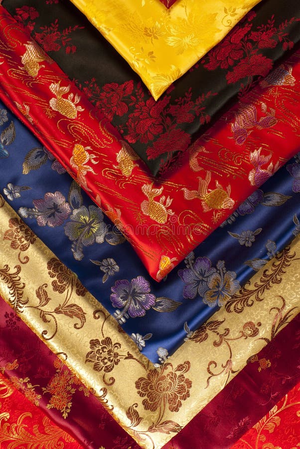 Seda China Roja Con Los Dragones Y Las Flores De Oro Imagen de archivo ...