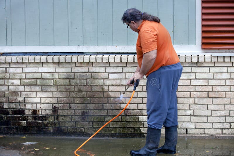 Muffa Powerwashing Dell'uomo Della Parete - DIY Immagine Stock ...