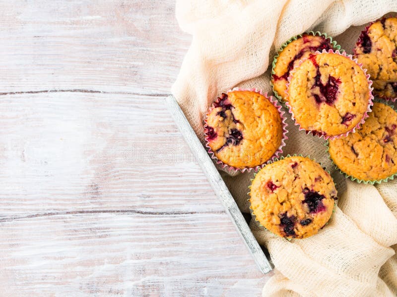 Muffin Della Bacca in Prima Colazione Di Legno Del Tovagliolo Del ... Muffin Della Bacca in Prima Colazione Di Legno Del Tovagliolo Del ...