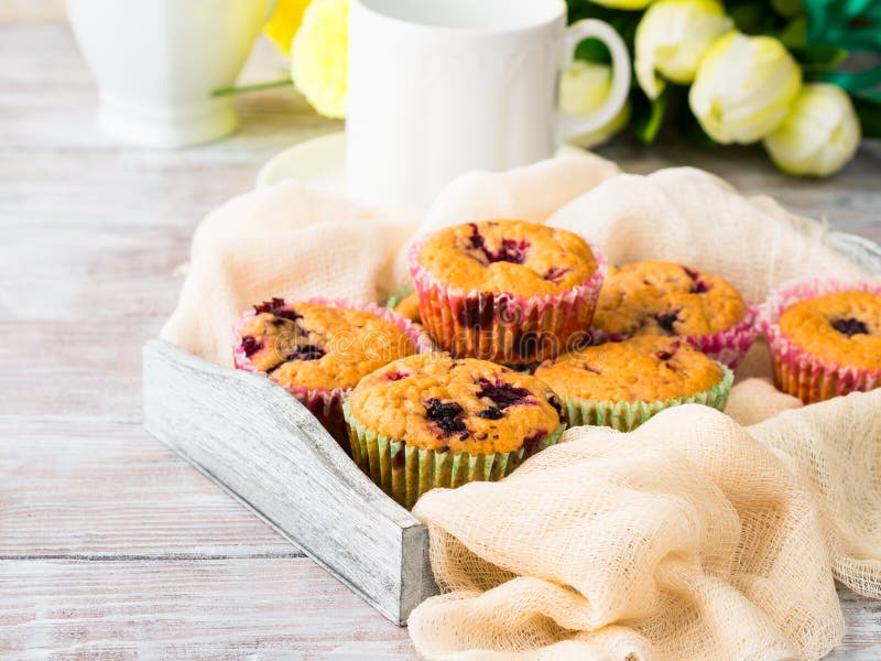 Muffin Della Bacca in Prima Colazione Di Legno Del Tovagliolo Del ... Muffin Della Bacca in Prima Colazione Di Legno Del Tovagliolo Del ...