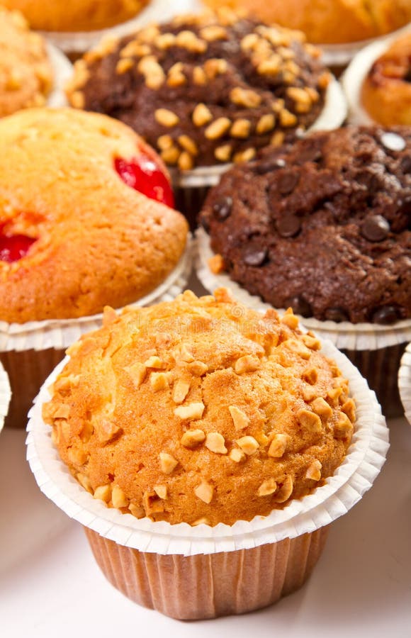 Muffins stockbild. Bild von dunkel, frisch, bäckerei - 104934231