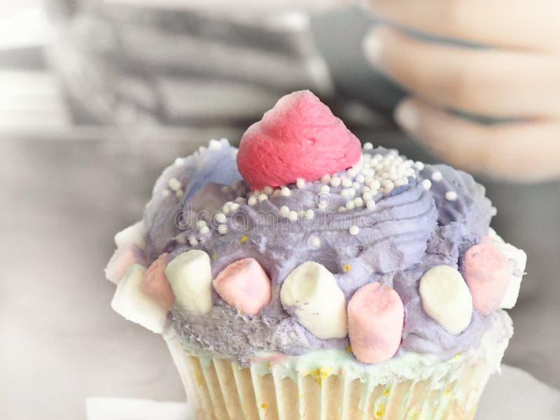 Muffins Decorados Con Hongos Y Caramelos Foto de archivo - Imagen de ...