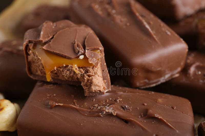 Muitas Barras De Chocolate Saborosas Com Caramelo Como Fundo Fechado ...