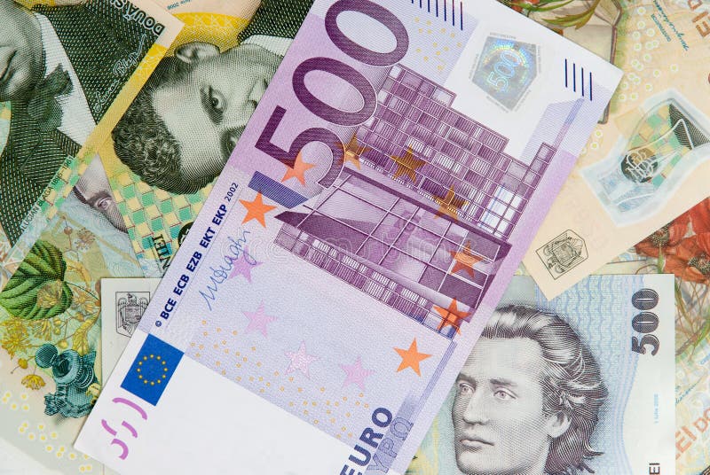 Muitas Notas De 50 Ron Ou Lei Romanas Em Fundo Branco. Moeda Romana ...