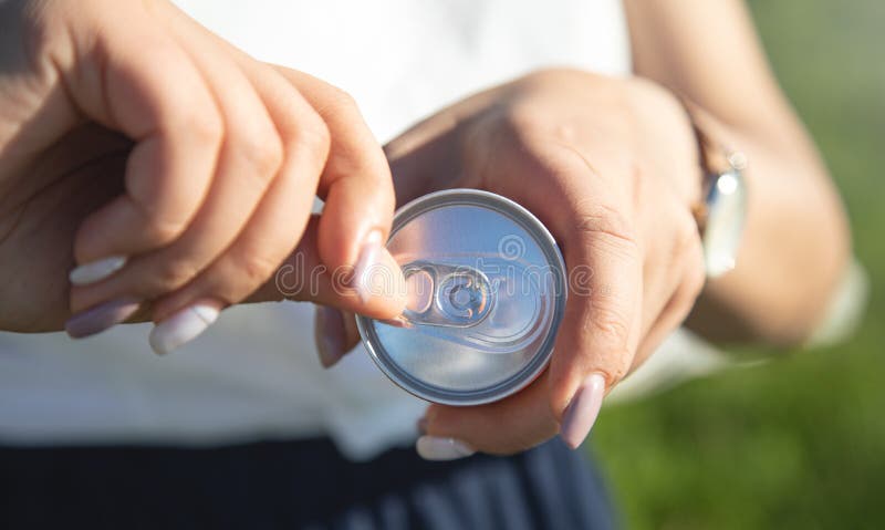Mujer abriendo un refresco imagen de archivo. Imagen de mujer - 247985707