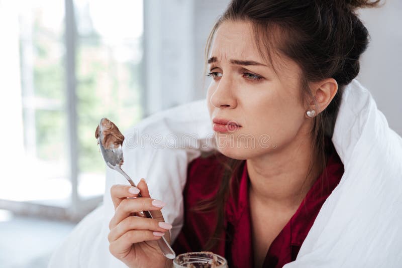 Mujer Afligida En Naturaleza Con La Guitarra Imagen de archivo - Imagen ...