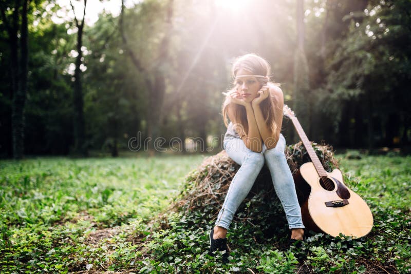 Mujer Afligida En Naturaleza Con La Guitarra Imagen de archivo - Imagen ...