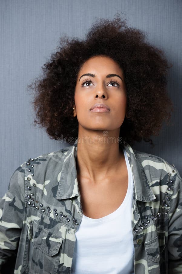 Mujer Afroamericana Pensativa Con Un Afro Foto de archivo - Imagen de ...