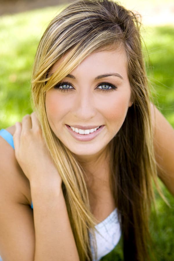 Mujer afuera imagen de archivo. Imagen de étnico, hembra - 10938687