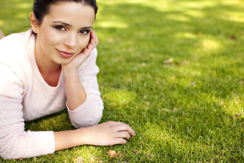 Mujer afuera foto de archivo. Imagen de ojos, verde, frescura - 15862376