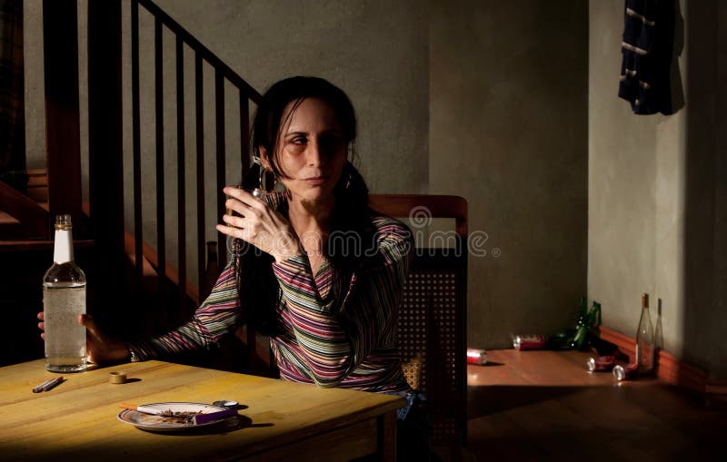 Mujer Alcohólica Con El Cigarro Y El Whisky Imagen de archivo - Imagen ...