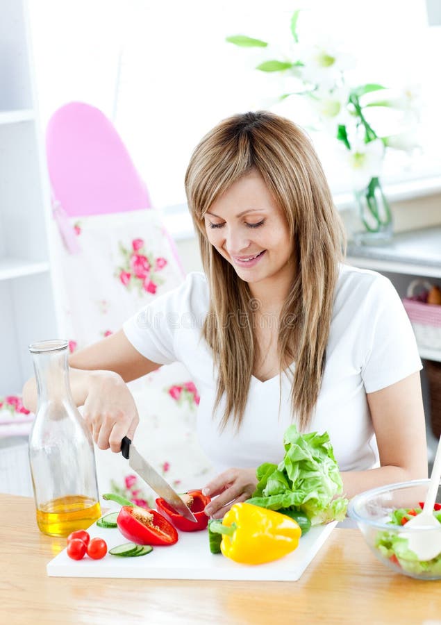 Mujer Alegre Que Prepara Una Comida Sana Foto de archivo - Imagen de ...