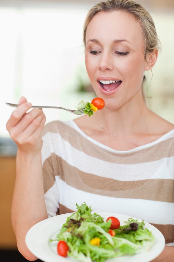 Mujer Alrededor Para Comer Un Poco De Ensalada Foto de archivo - Imagen ...