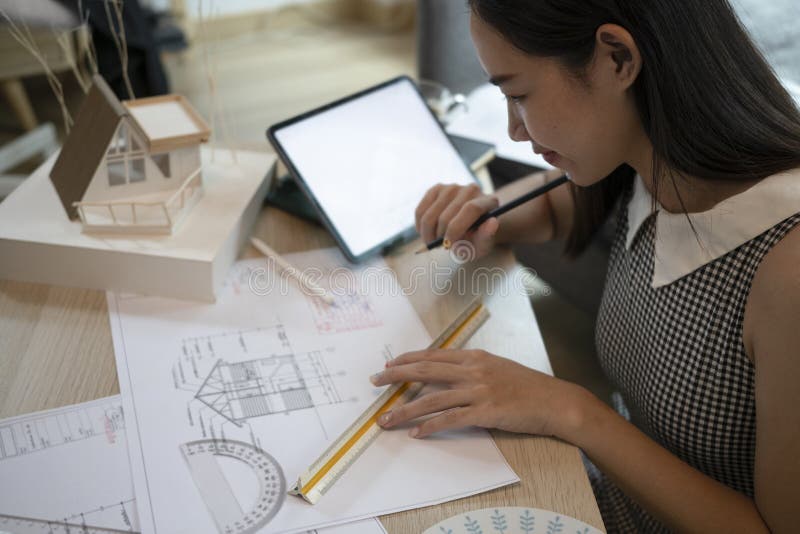 Mujer Arquitecta Que Trabaja En Casa Con Planos. Imagen de archivo - Imagen de hembra, casero ...