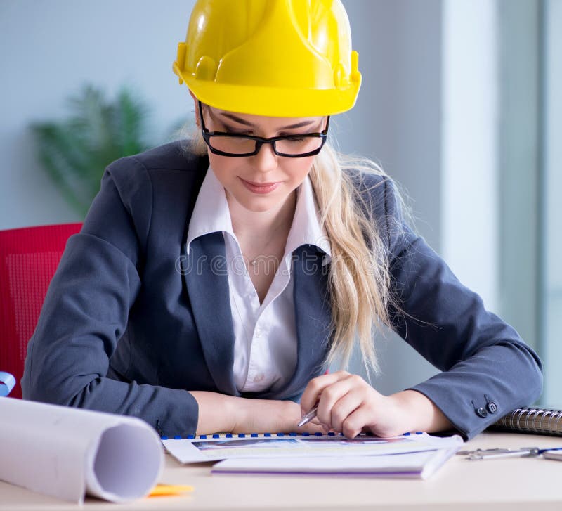 Mujer Arquitecta Trabajando En El Proyecto Imagen de archivo - Imagen de arquitecto, empleado ...
