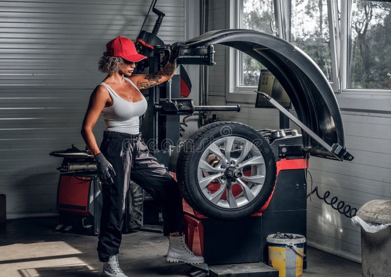 Mujer Arreglando Parte De Un Auto Roto Foto de archivo - Imagen de ...