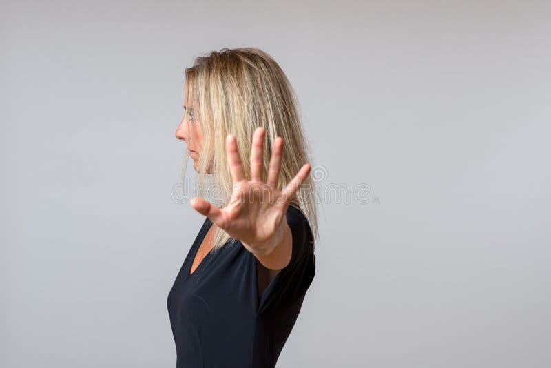 Mujer Arrogante Grosera Atractiva Que Pega Hacia Fuera Una Lengua Foto ...