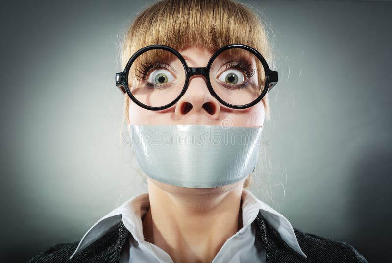 Mujer Asustada Con La Boca Grabada Cerrada Censura Imagen de archivo ...