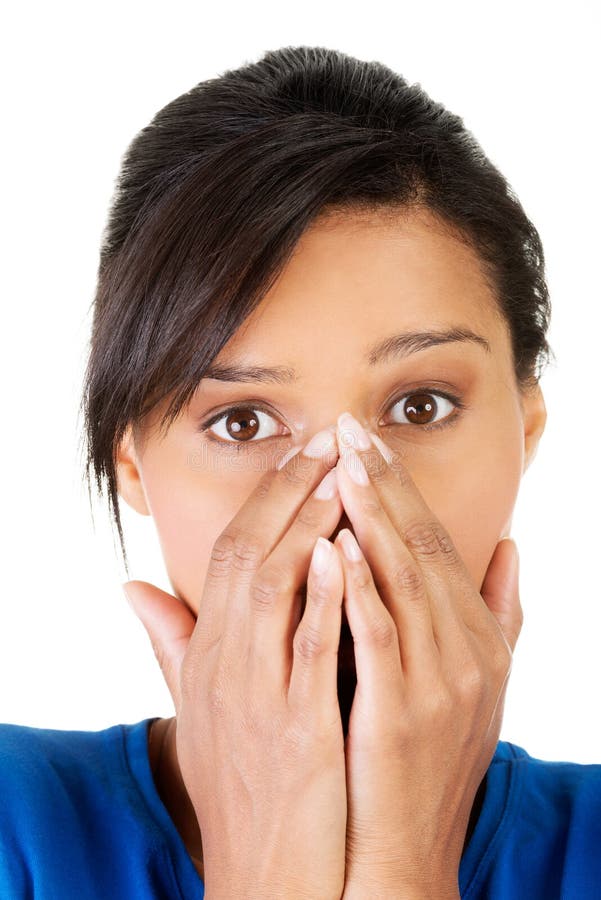 Mujer Asustada Jóvenes Que Cubre La Boca Foto de archivo - Imagen de ...