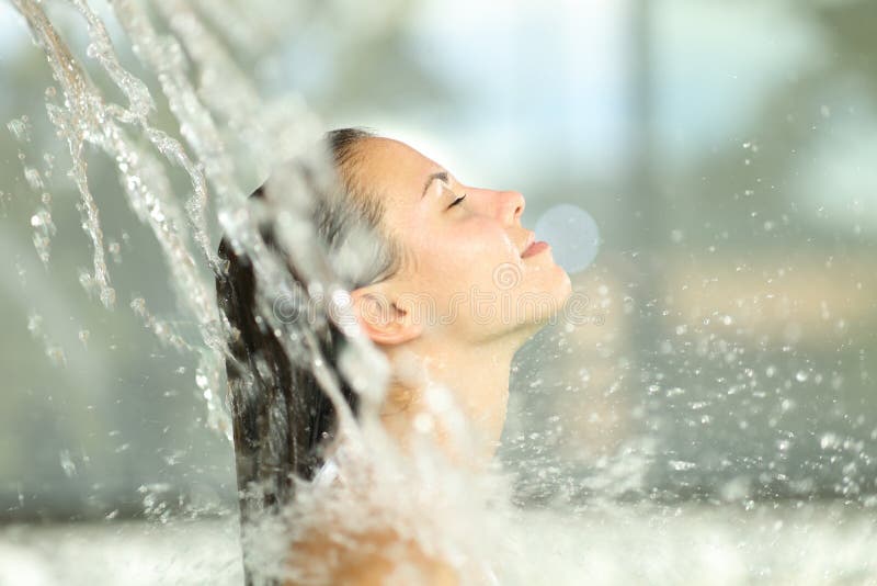 Mujer Bajo Chorro De Agua En La Respiración Del Spa Imagen De Archivo Imagen De Vida Recurso