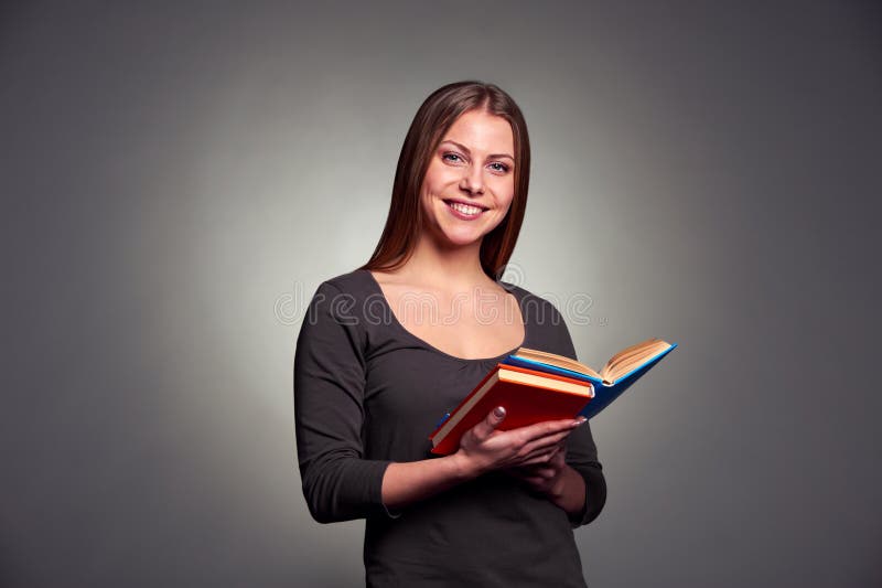 Mujer Bonita Con Los Libros Foto de archivo - Imagen de feliz, ocio ...