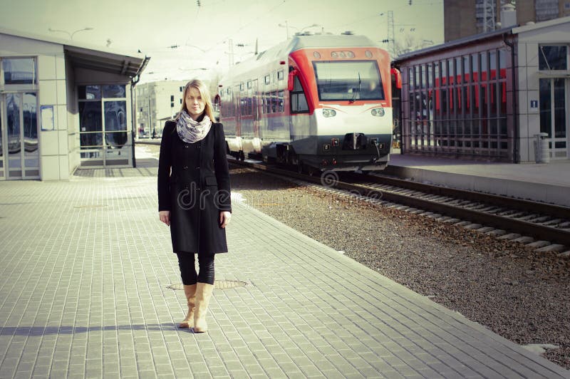 Mujer Bonita Waitting Un Tren Imagen de archivo - Imagen de sensual ...