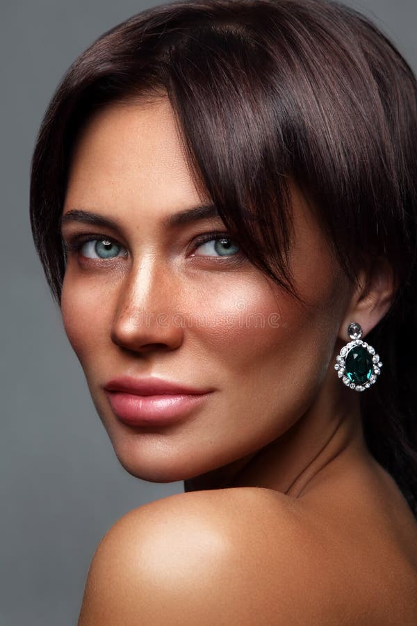 Mujer Rubia Bronceada Hermosa En Vestido Rayado Imagen de archivo ...