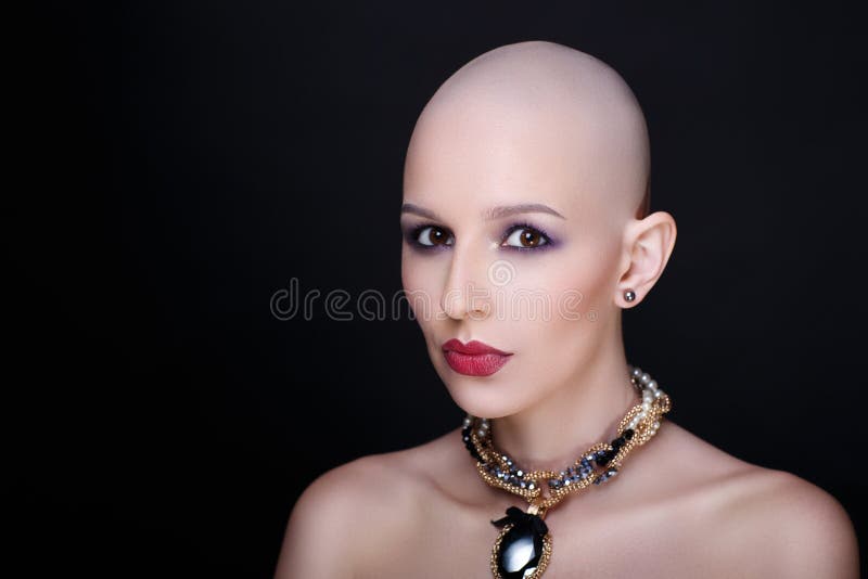 Cabeza Calva Hermosa De La Mujer, Aislada Foto de archivo - Imagen de ...