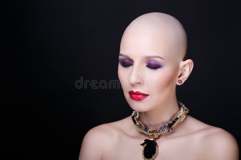 Mujer calva de la belleza foto de archivo. Imagen de calvicie - 107164892