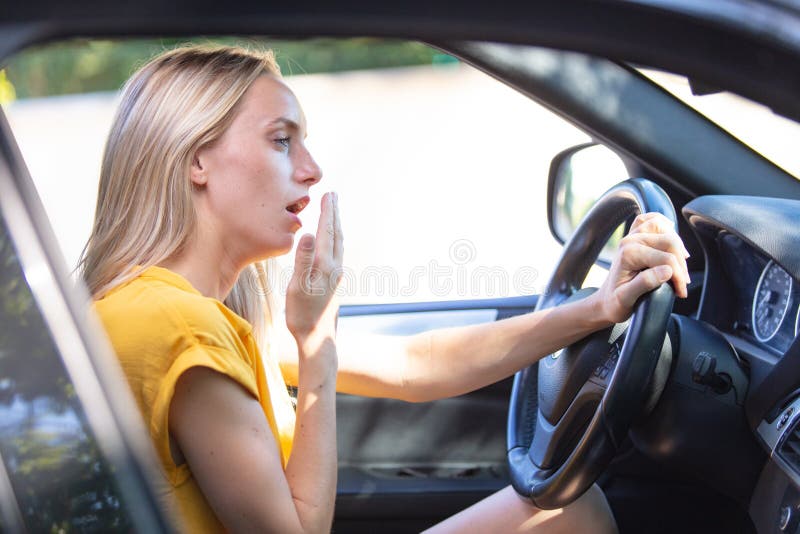 Mujer Cansada Bostezando Dentro Del Auto Imagen de archivo - Imagen de ...