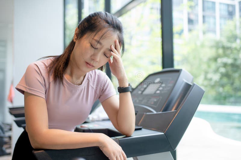 Mujer Cansada Del Estilo De Vida De Ejercicio Y Del Concepto Saludable ...