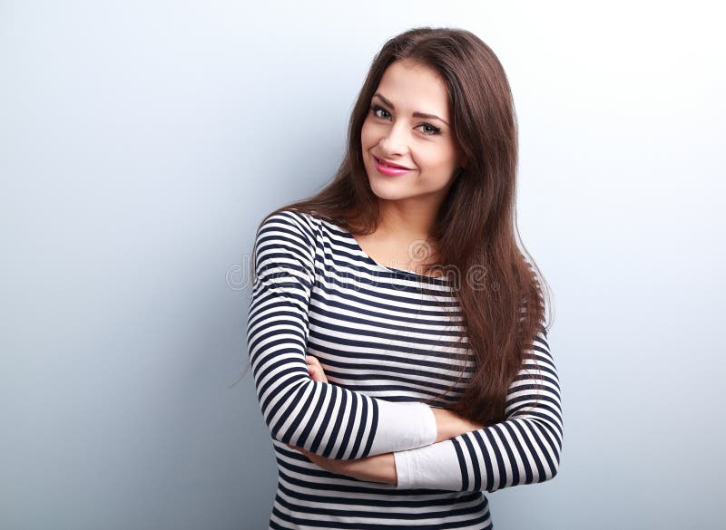 Mujer Casual Sonriente Linda Con Las Manos Dobladas Que Parecen Felices