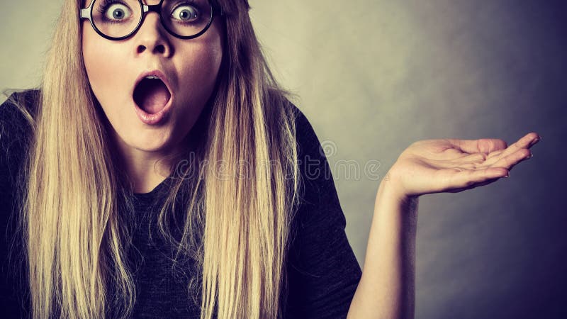 Mujer Cerrada Con La Cara Impactada Con Anteojos Foto de archivo ...