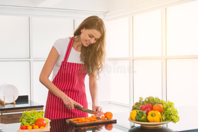 Mujer Cocinando En La Cocina Imagen de archivo - Imagen de dieta ...