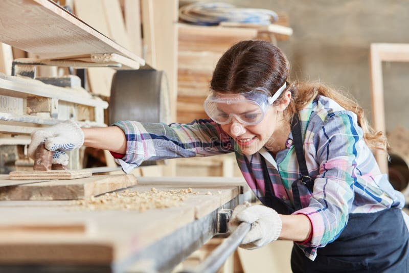 Mujer como carpintero foto de archivo. Imagen de herramienta - 88522224
