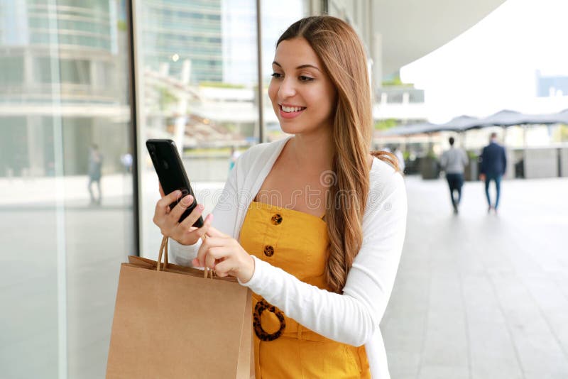 Mujer Compradora De Moda Con Bolsas De Compras Y Smartphone En La Calle ...